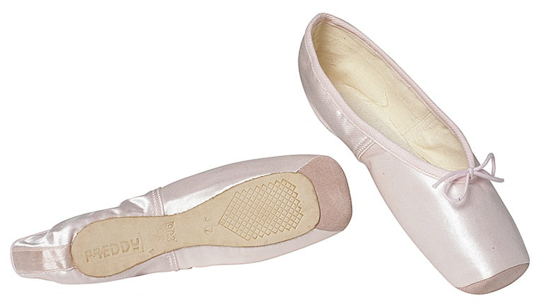 Rigidité cambrion/plateforme: moyenne côtés souples. - Empeigne: moyen